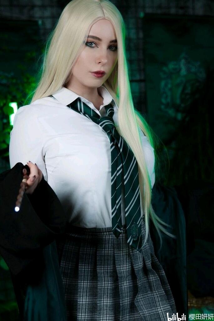 世界美女第10期:MollyRedWolf个人资料及写真照片 - 哔哩哔哩